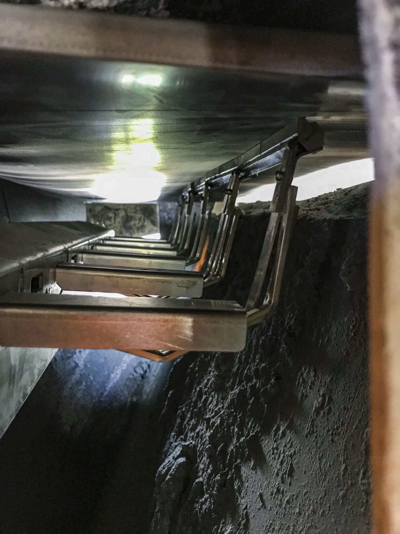 Innovative stainless steel conveyor belt cleaner: High performance ...